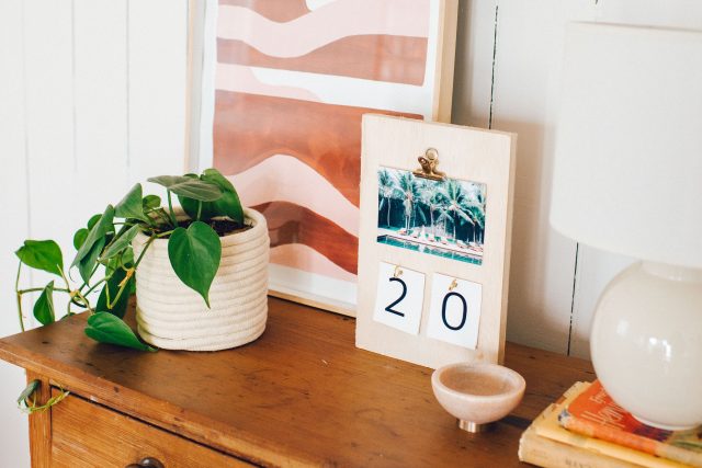 Make this easy DIY photo flip calendar! | Collective Gen